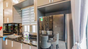 Vila superluxo, 4 quartos, vista para o jardim | Cozinha privada | Geladeira, micro-ondas