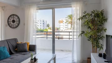 Apartamento, 3 quartos, sacada, vista para a cidade | Área de estar | Smart TV 42 polegadas com canais digitais, serviços de streaming