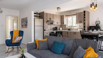 Apartamento, 3 quartos, varanda, Vista para a cidade | Sala de estar | Smart TV de 42 polegadas com canais digitais, serviços de streaming