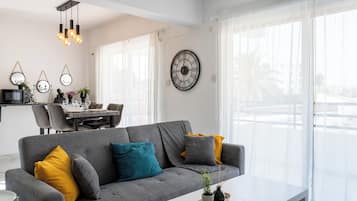 Apartamento, 3 quartos, sacada, vista para a cidade | Área de estar | Smart TV 42 polegadas com canais digitais, serviços de streaming