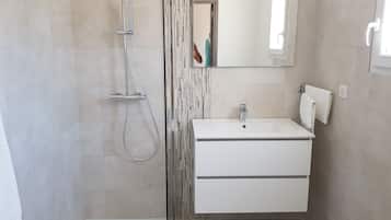 Chambre Isola | Banheiro | Chuveiro, secador de cabelo, toalhas de banho, sabonete