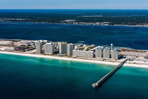 Apartamento em Condomínio Fechado, várias camas (Navarre Beach Regency 310 - Sea Turtl) | Praia | Na praia 