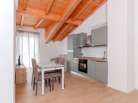 Apartamento, 1 cama queen-size e sofá-cama, não fumadores, casa de banho privativa | Sala de estar