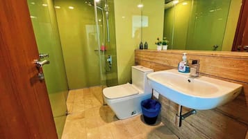 Apartamento família, vista para a cidade | Banheiro