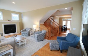 Casa, várias camas, banheira de hidromassagem, vista para o jardim | Sala de estar | Lareira 