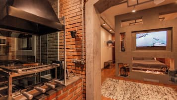 Chalé Romântico, 1 quarto | Cozinha privada | Um micro-ondas, liquidificador, utensílios de cozinha