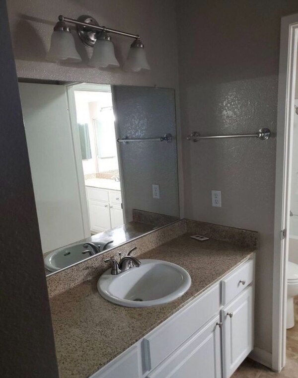 Charming Clean 2-bedroom Apartment With Wifi, Ac In Awesome Sacramento Arden - Sacramento, CA