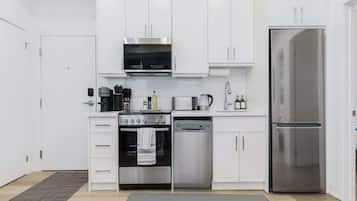 Suíte, 3 quartos, varanda, vista para a cidade | Cozinha privada | Geladeira grande, micro-ondas, fogão, cooktop