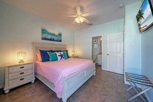 Two-Bedroom | Secretária, secretária adequada para computadores portáteis