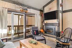 Apartamento em Condomínio Fechado, 2 quartos | Sala de estar | Smart TV 