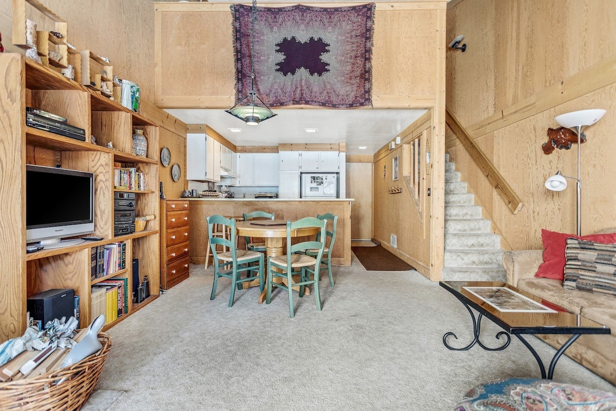Apartamento em Condomínio Fechado, 1 quarto | Sala de estar | Smart TV