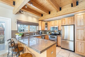 Condo, 4 quartos | Cozinha privada | Geladeira, fogão, cafeteira/chaleira, torradeira