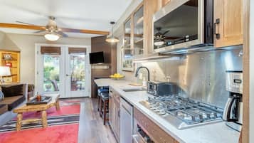 Apartamento em Condomínio Fechado, 1 quarto | Cozinha privada | Um frigorífico, um forno, uma cafeteira/bule, uma torradeira