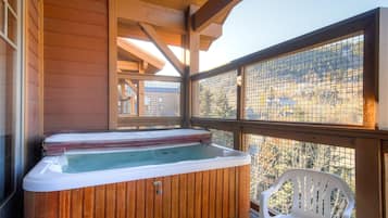 Apartamento em Condomínio Fechado, 3 quartos | Banheira de hidromassagem exterior