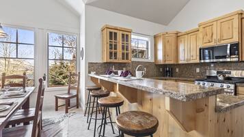 Apartamento em Condomínio Fechado, 3 quartos | Cozinha privada | Um frigorífico, uma cafeteira/bule, uma torradeira