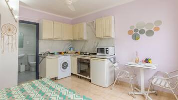 Estúdio Standard (Exiles Beach - Stefanella Studio 12) | Cozinha privada | Um frigorífico, um micro-ondas, um forno, uma placa de cozinha