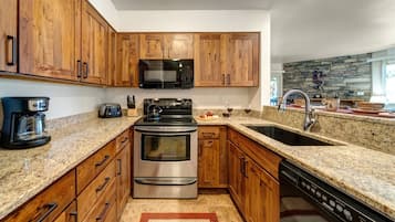 Apartamento em Condomínio Fechado, 2 quartos | Cozinha privada | Um frigorífico, uma cafeteira/bule, uma torradeira