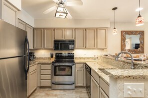 Apartamento em Condomínio Fechado, 2 quartos | Cozinha privada | Um frigorífico, uma cafeteira/bule, uma torradeira