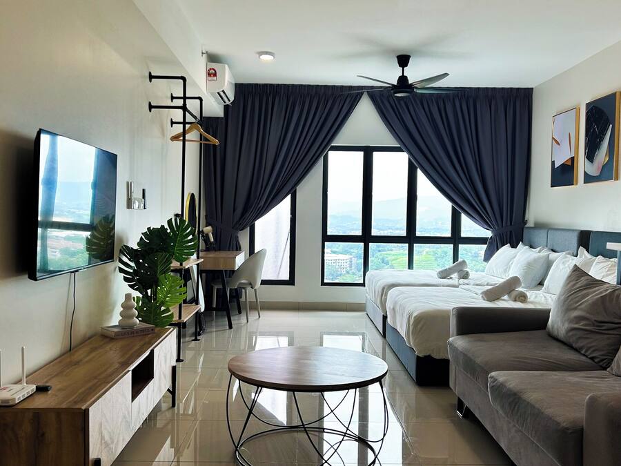 Suite-Estúdio Deluxe | Sala | Televisor de ecrã plano de 40 polegadas com canais por cabo