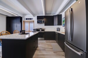 Apartamento em Condomínio Fechado, 2 quartos | Cozinha privada | Um frigorífico, um forno, uma cafeteira/bule, uma torradeira 