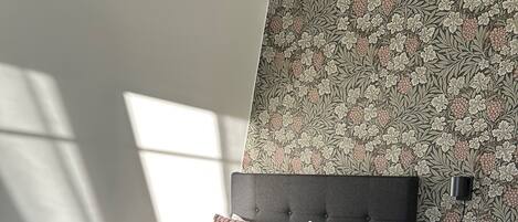 Quarto Individual, vista para o lago | Secretária, secretária adequada para computadores portáteis