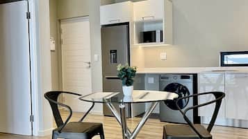 Apartamento básico, varanda | Cozinha privada | Chaleira elétrica