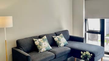 Apartamento básico, varanda | Área de estar | TV