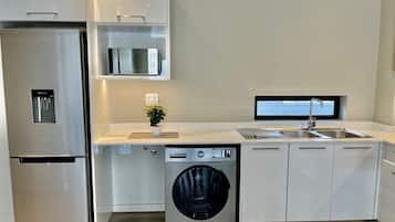 Apartamento básico, varanda | Cozinha privada | Chaleira elétrica