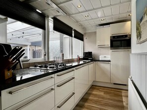 Casa Comfort, 3 quartos | Cozinha privada | Um frigorífico, um micro-ondas, um forno, uma máquina de lavar louça 