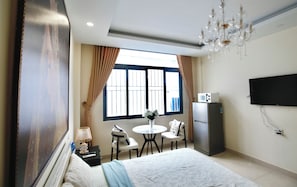 Quarto casal superior, 1 cama King, vista para o jardim | Individualmente decorados, escrivaninha