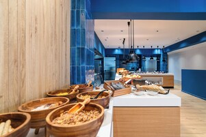 Café da manhã com buffet grátis todos os dias