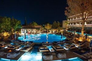 Piscina externa, funciona das 8h às 19h, guarda-sóis, espreguiçadeiras