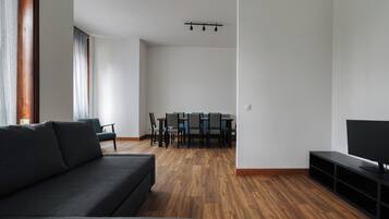 Apartamento, 3 quartos, varanda | Sala de estar | Smart TV de 43 polegadas com canais digitais