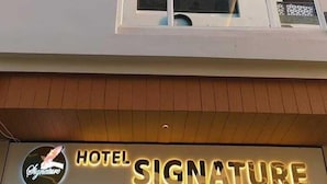Placa de hotel com o nome 'Hotel Signature'.