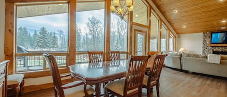 Casa, várias camas, pátio, vista para a montanha (Flathead River Retreat) | Restaurantes