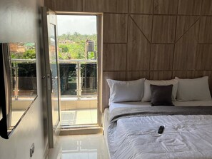 Quarto Júnior, varanda, Vista para a cidade | Secretária, secretária adequada para computadores portáteis