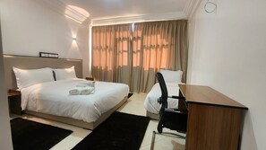 Quarto casal básico, para não fumantes, vista para a baía | Escrivaninha, espaço de trabalho para notebook, cortinas blackout