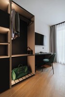 Quarto casal | Cofres nos quartos, escrivaninha, espaço de trabalho para notebook