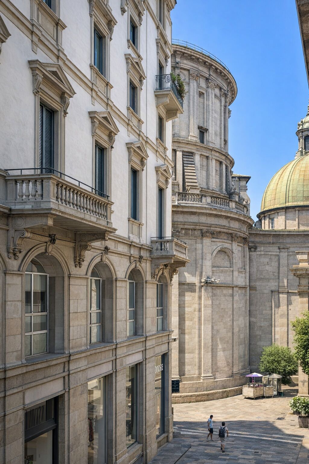 Um edifício histórico com arquitetura clássica, incluindo uma cúpula e janelas em arco.