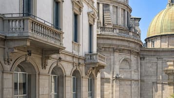 Um edifício histórico com arquitetura clássica, incluindo uma cúpula e janelas em arco.