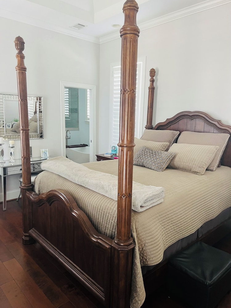 3-Bed, 3.5-Bath Home Just 4.8 Miles from Golf Course in a Stunning ...