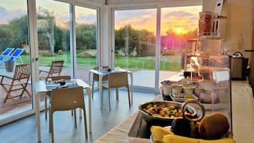 Café da manhã com buffet grátis todos os dias