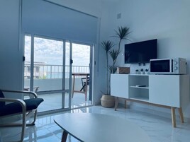 Apartamento Familiar, vista para a piscina | Sala de estar