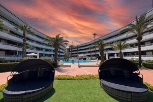 Piscina exterior sazonal, espreguiçadeiras 