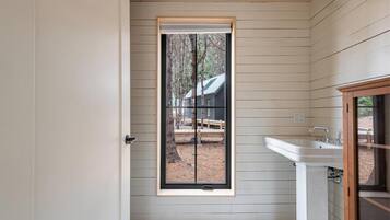 Uma combinação polibã/banheira, um secador de cabelo