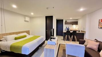 Suite Deluxe, vista para o jardim | 1 quarto, roupa hipoalergénica, cofre no quarto, ferro/tábua de engomar