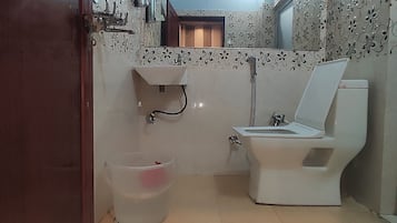 Chuveiro, toalhas de banho, papel higiênico