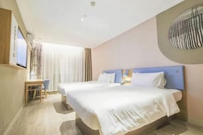 Quarto de hotel com duas camas, uma escrivaninha e uma televisão.