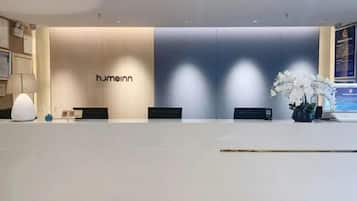 Um balcão de recepção com design minimalista, exibindo em destaque o nome da marca 'homeinn'.