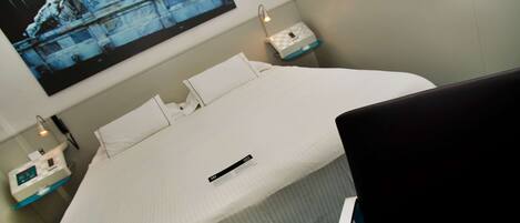 Quarto Económico, 1 cama queen-size, não fumadores | Minibar, cofre no quarto, com decoração personalizada, secretária